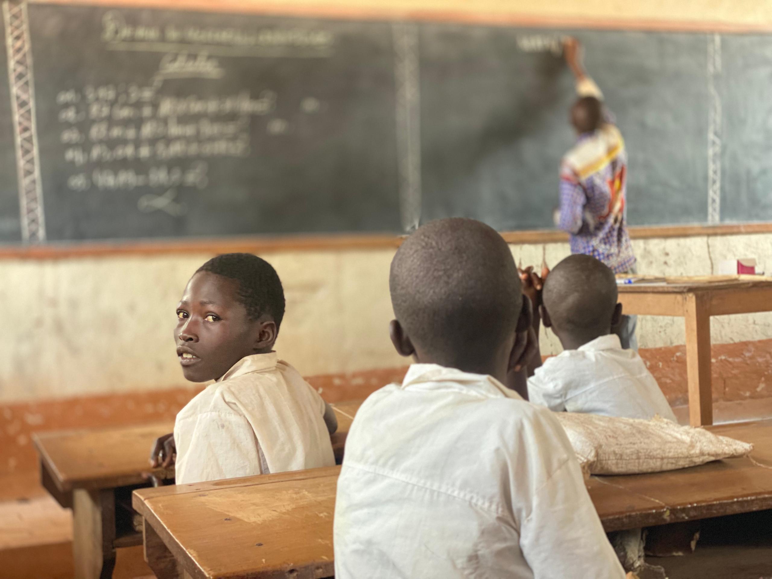 Enseignement à distance: conjugaison de verbes marcher, planter et sauter